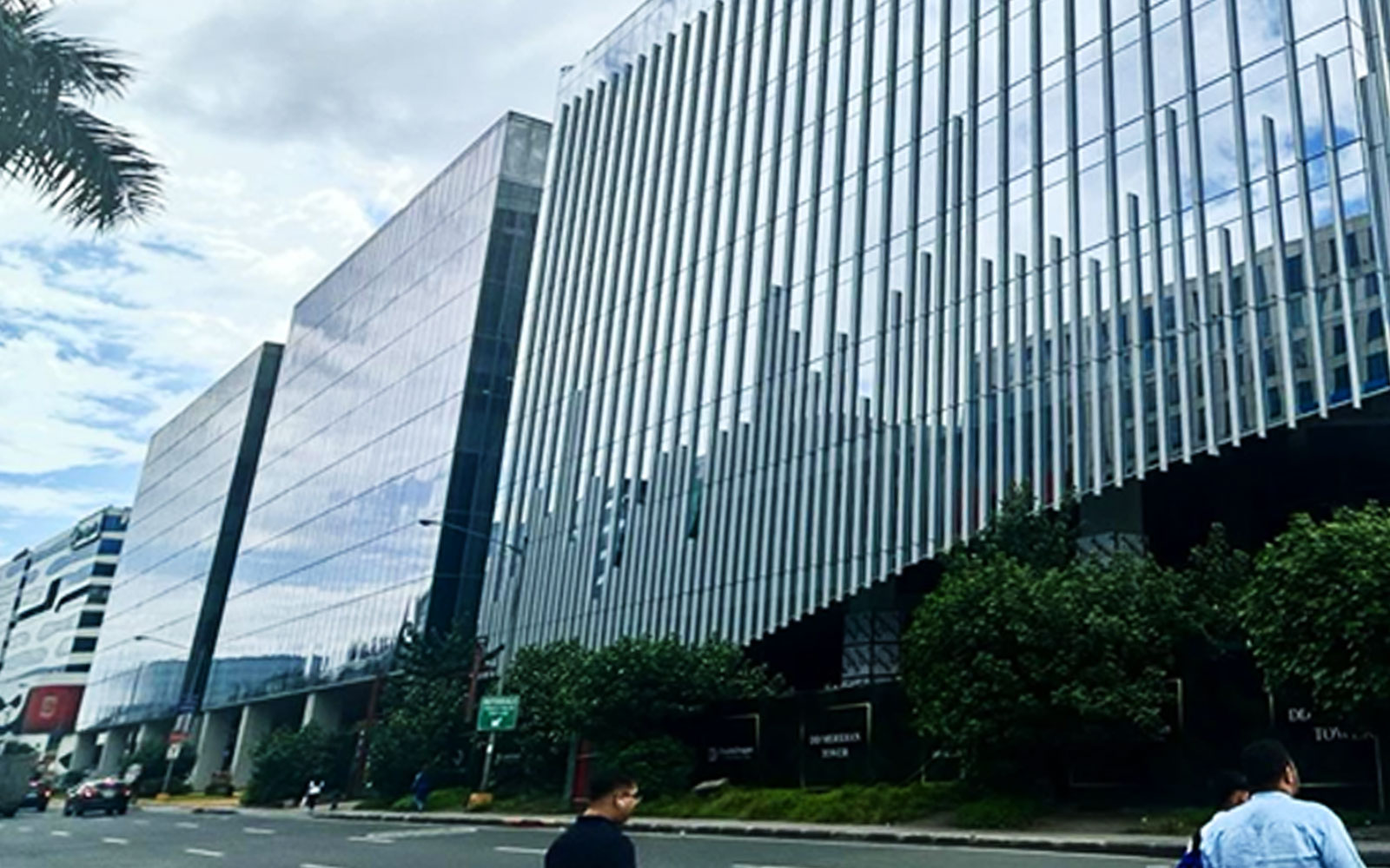 DD Meridian Tower - Megawide Construction