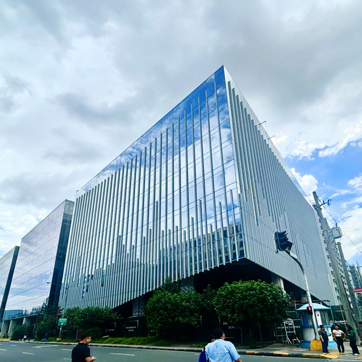 DD Meridian Tower - Megawide Construction